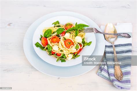 이탈리아 음식밝은 배경에 소박한 평면도 접시 카프 라스 스파게티 모 짜 렐 라와 체리 토마토 바 질 파스타 건강한 생활방식에 대한 스톡 사진 및 기타 이미지 Istock