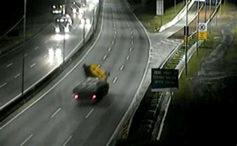 Vídeo Caminhão Fica Sem Freio E Usa área De Escape Da Br 376
