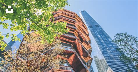 Un Edificio Alto Con Un árbol Frente A él Foto Imagen De El Buque