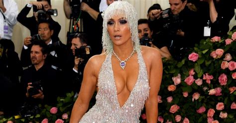 Jennifer Lopez Deslumbra Con Un Escotado Vestido En La Gala Met 2019