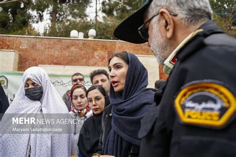 عکسی جالب از خالکوبی‌ زن سارق و اراذل دستگیر شده در شیراز