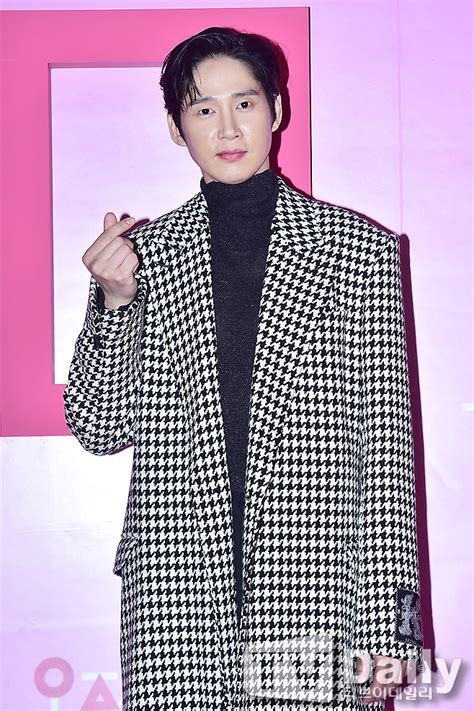 박성훈의 전재준 트랜스 오징어 게임 19금 포스터 게시·삭제