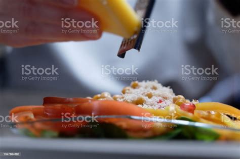 쌀 병아리콩 당근 토마토 피망 석류 씨앗 콩 치즈로 건강한 비건 점심 식사 준비 가정 주방에 대한 스톡 사진 및 기타 이미지