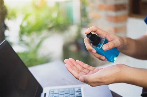 손에 세균 바이러스 및 박테리아의 확산을 방지하기 위해 알코올 젤을 적용하는 아시아 남자의 손을 닫습니다 손 소독제 위생 개념 개념에 대한 스톡 사진 및 기타 이미지