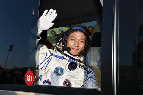 中 선저우 17호 유인우주선 비행사 출정식 거행 발사 성공” 5