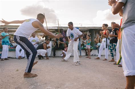브라질에서 호 아 오페 쏘아 근처 Jacare 해변에서 카 포에 라 데모 거리에 대한 스톡 사진 및 기타 이미지 거리 관광 남자 Istock