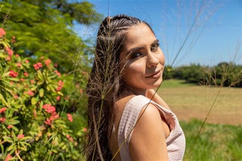 Hermosa Chica Morena Posando En Fotos En La Naturaleza Foto Premium