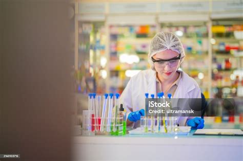여성 과학자 화학 액체와 식물 샘플의 튜브를 통해 실험합니다 현대 실험실의 배경에 테스트 샘플이 있는 실험실에서 안전하고