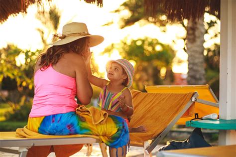 그녀의 어머니의 얼굴에 자외선 차단제를 적용 하는 어린 소녀 2 3 살에 대한 스톡 사진 및 기타 이미지 2 3 살 2명 4 5세 Istock