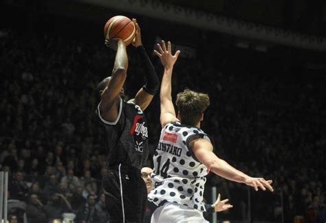 DIRETTA Fortitudo Bologna Virtus Bologna Risultato Finale 79 72 La Rimonta Non Riesce