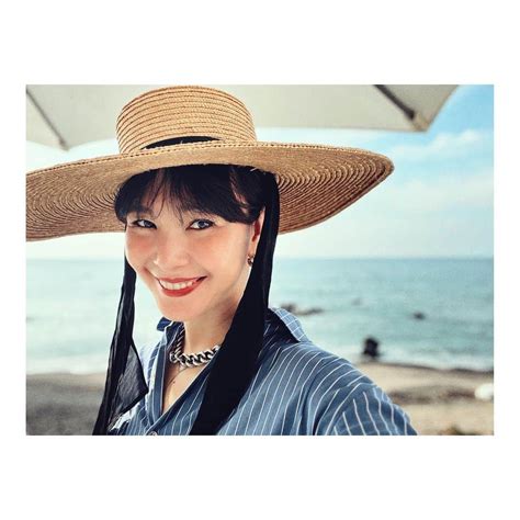 知花くららさんのインスタグラム写真 知花くららinstagram「夏休みはまだ終わらぬよ🍉 移動中、車の後部座席でなぜか
