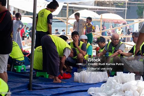지역 주민들은 이드 알 아드하 이슬람을 위해 소를 도살하고 고기를 자릅니다 Eid Al Adha에 대한 스톡 사진 및 기타