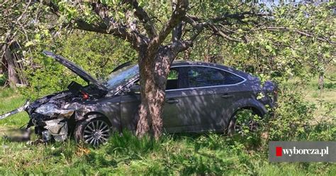 Śmiertelny wypadek pod Lublinem 46 latek wjechał w ogrodzenie i rozbił się o drzewo