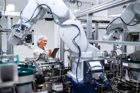 Engenheira De Fábrica Que Controla O Processo De Produção Em Máquinas