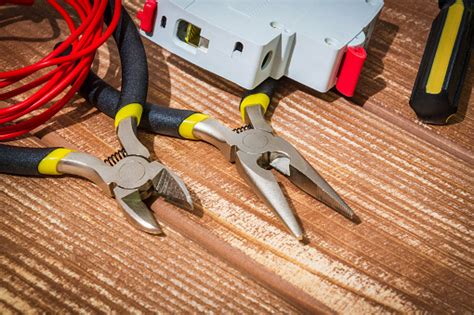 빈티지 나무 보드에 전기 기술자를위한 도구 및 예비 부품 0명에 대한 스톡 사진 및 기타 이미지 0명 강철 개체 그룹 Istock