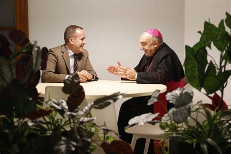 El nuevo arzobispo Enrique Benavent en el colegio Jesús María