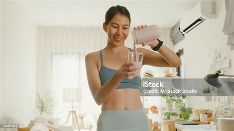 믹서기를 사용하고 집에서 유리에 스무디를 붓는 젊은 아시아 운동 여성 건강에 좋은 음식 영양제에 대한 스톡 사진 및 기타 이미지 영양제 스무디 밀크 셰이크 Istock