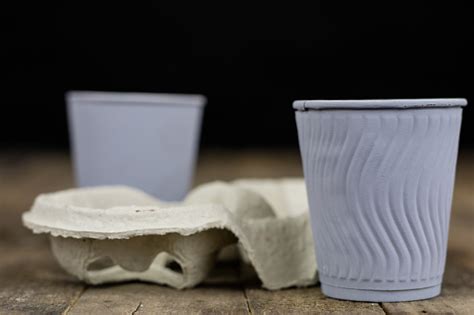 나무 테이블에 종이 형에 커피 잔 이나 패스트 푸드 바에서 사용 하는 일회용 요리 어두운 배경입니다 0명에 대한 스톡 사진 및 기타 이미지 Istock