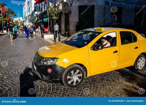 Taxi Que Recorre Las Calles De Tetouan Foto De Archivo Editorial