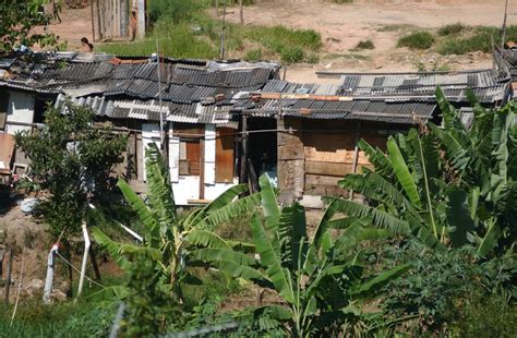 Número de brasileiros em extrema pobreza cai ao menor patamar da história