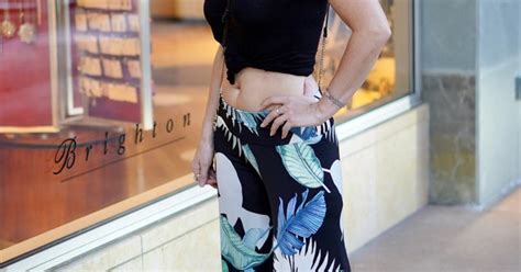 Do Any Women Love Wearing Knotted Tied Midriff Shirts And Flip Flops