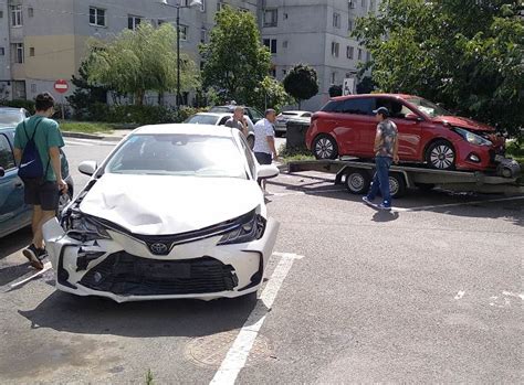 FOTO ULTIMA ORĂ Două mașini implicate într un accident pe o stradă din Cartierul Sud Jurnal
