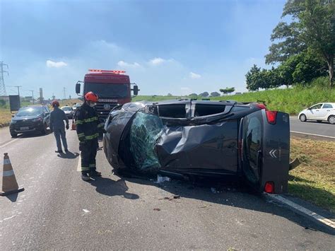 Carro capota em rodovia de Americana e fica completamente destruído