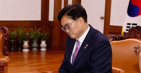 전주페이퍼 사망 노동자 수첩 보는 우원식 국회의장