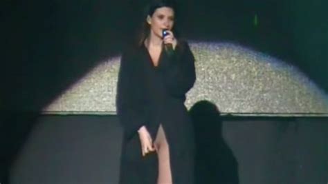 Sans culotte Laura Pausini dévoile toute son intimité sur scène vidéo