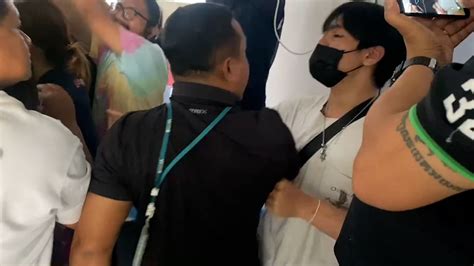 หวิดวางมวยบนโรงพักพี่ชาย แซนสติแตก ล็อกคอสื่อขณะถ่ายภาพ ก่อนแฟนสาวโร่