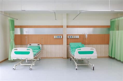 공동 환자 병실에 침대 2개 침대와 편안한 의료가 있는 회복실 빈 병실 내부 새 의료 센터에 침대가 있는 깨끗하고 빈 방