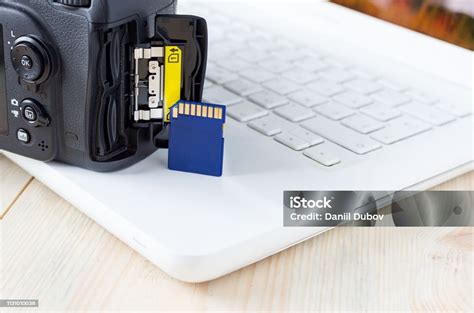 카메라와 노트북 배경 Slr 카메라 플래시 드라이브 사진 저장 포토 그 래퍼 작업 장의 메모리 카드에 손에 플래시 카드 디지털