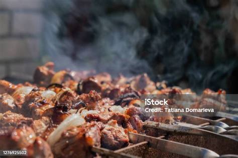 돼지 고기 쉬쉬 케밥 은 꼬치에 매달려 화로에 요리 최고 보기 고기에 대한 스톡 사진 및 기타 이미지 고기 구이 굽기 Istock