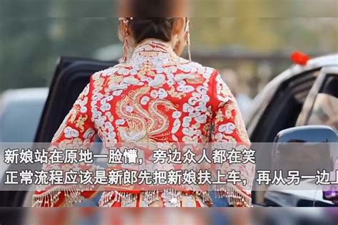新郎接新娘上车结果新郎上婚车忘接新娘，新娘站原地一脸懵新郎新娘结果