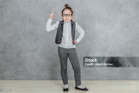 회색 배경에 고립 된 케이스와 주의 제스처를주는 작은 비즈니스 여성의 전체 길이 초상화 리더십과 성공의 개념 가득 찬에 대한 스톡 사진 및 기타 이미지 Istock