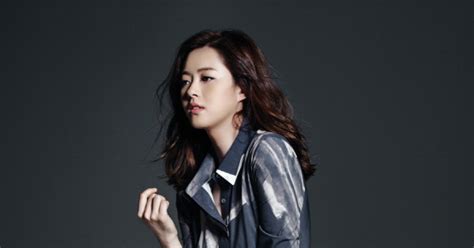 가을 여신 고아라 화보서 물오른 여성미 뽐내 우아부터 세련까지