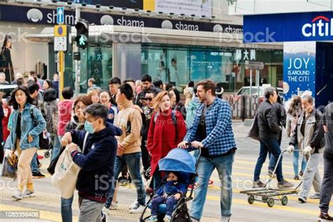 나 단 로드 구 룡 홍콩에서 산책 하는 사람들 나 단 로드 홍콩에서 주요도입니다 거리에 대한 스톡 사진 및 기타 이미지 거리