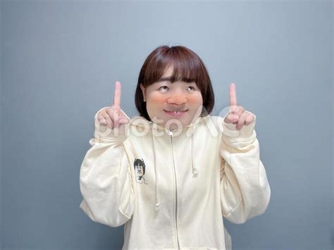 上を指す 変顔さっちん No 27838597｜写真素材なら「写真ac」無料（フリー）ダウンロードok