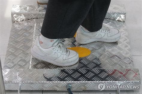 진에어 김포공항·인천공항서 국내·국제선 승객 표준중량 측정 파이낸셜뉴스