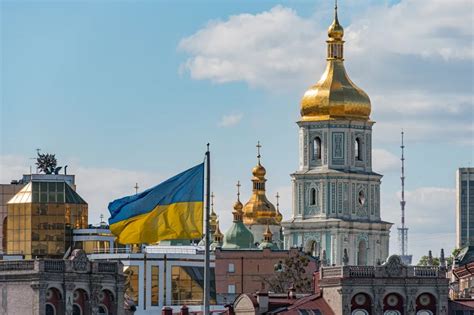 В Запорожье подростки развернули флаг Третьего рейха вместе с украинским