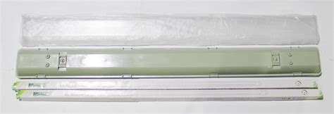 New 4 Ft Brillhood Led T8 Light Fixture W 2 Light Tubes