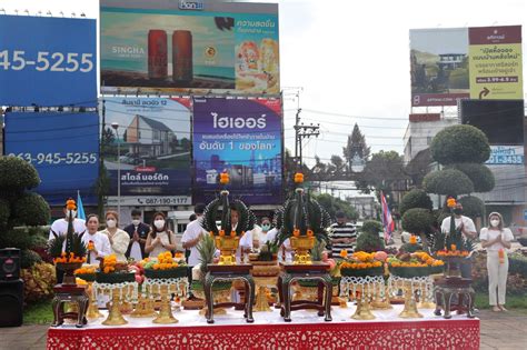 พิธีบวงสรวงพ่อพญามังรายมหาราช ณ ห้าแยกอนุสาวรีย์พ่อพญามังราย ขอบคุณท่านเจ้าภาพ ร้านกาแฟที่นี้