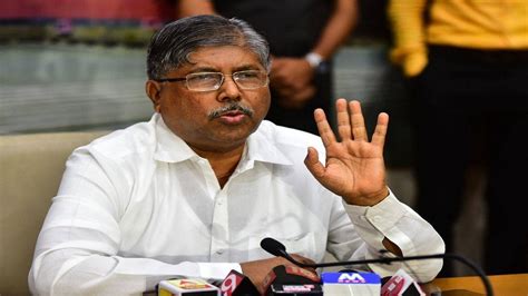 चंद्रकांत पाटलांनी घेतला पाणीपुरवठ्याचा आढावा अधिकाऱ्यांना दिले महत्वाचे निर्देश Navarashtra