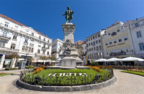 Monumento No Quadrado Na Cidade Coimbra Da Universidade Foto De Stock