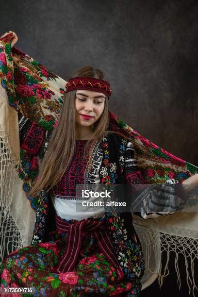 젊은 예쁜 여자의 초상화는 민족 옷 수 놓은 블라우스 또는 손수건 드레스를 입고 20 24세에 대한 스톡 사진 및 기타 이미지 20 24세 2022년 러시아의