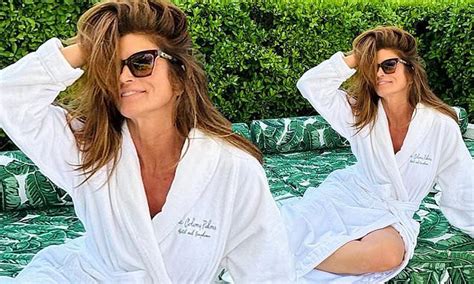 Cindy Crawford Proves That Shes Still A Supermodel As She Basks In The