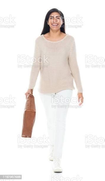 전면보기 카메라 전체 길이의 검은 머리긴 머리를 걷고 스웨터따뜻한 옷을 입고 웃고행복쾌활 한웃음시원한 태도 및 지갑을 들고 검정