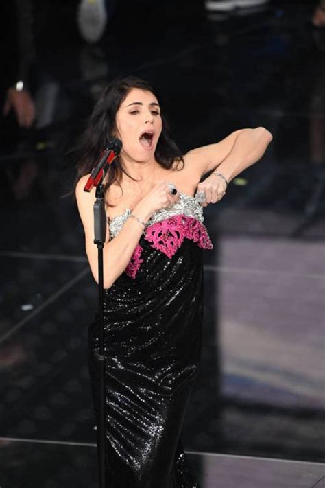 Sanremo La Mossa Sexy Di Giorgia Per Evitare Che Il Vestito Scivoli