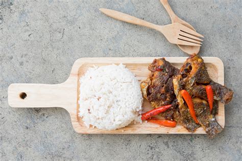 Tilapia 물고기와 함께 얹어 매운 새 콤 칠리 찐 쌀 제공 태국어 스타일 음식 0명에 대한 스톡 사진 및 기타 이미지