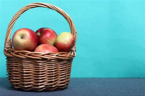 잘 익은 육즙 사과와 고리 버들 바구니 새 자르기 민트 배경에 가을에 대한 스톡 사진 및 기타 이미지 가을 건강한 생활방식